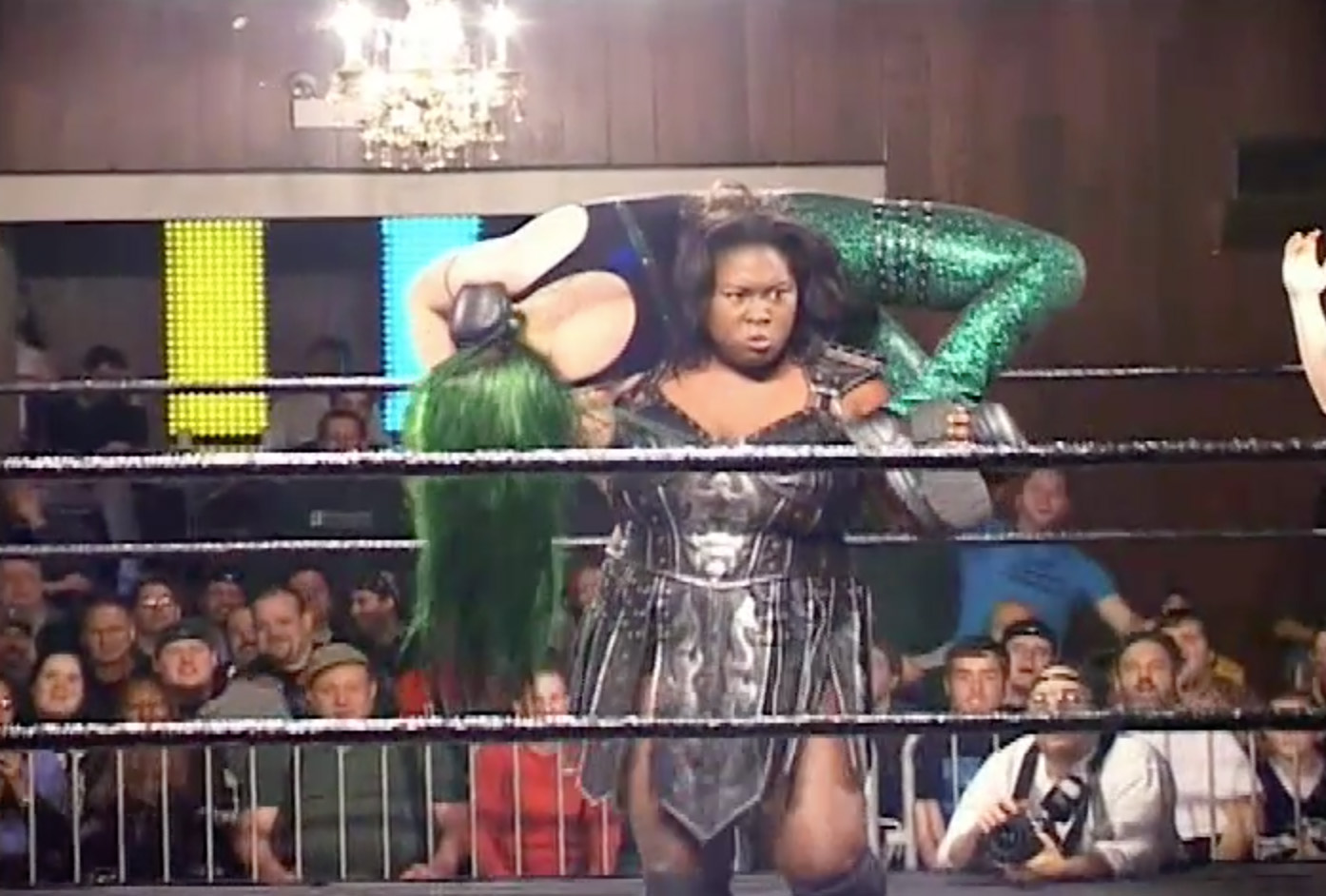 MsChif vs. Amazing Kong SHIMMER Vol. 9 - 04.07.07 - Diva Dirt